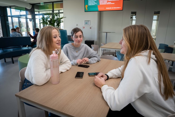 Mobieltjesverbod in de klas. ‘Het is alsof ze terug in de tijd willen ...