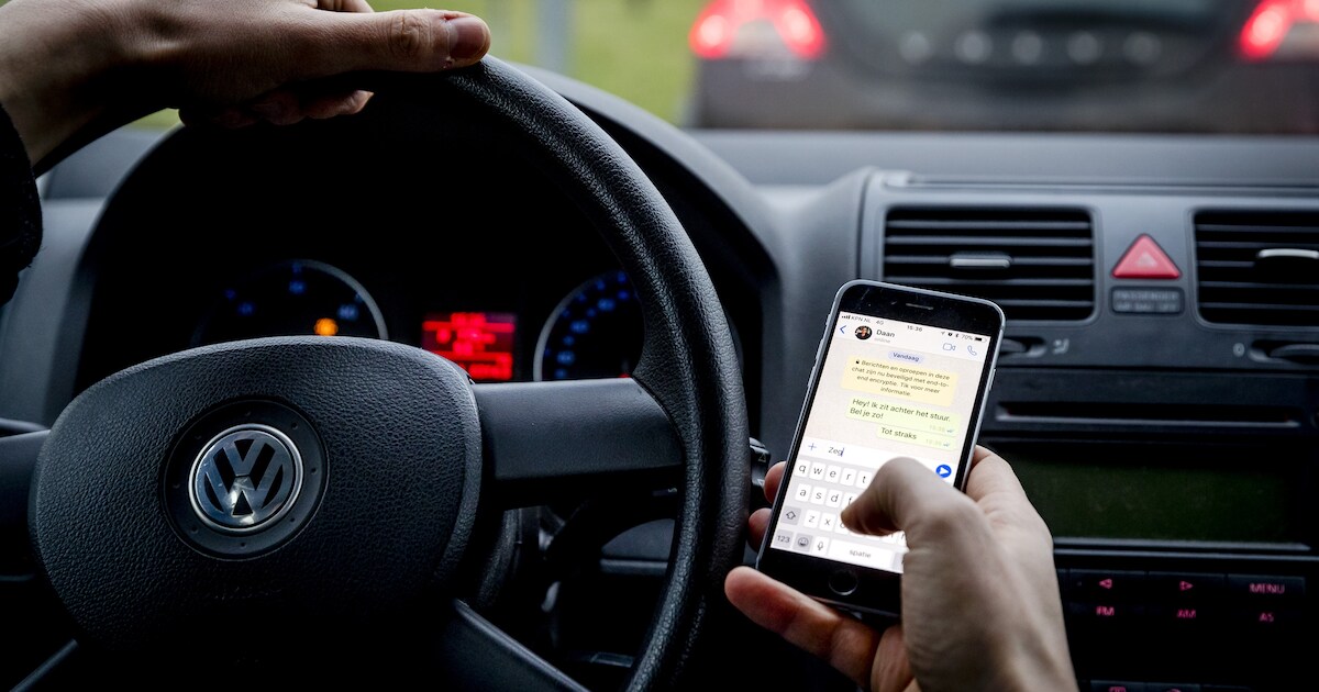 ‘Blokkeer gebruik van mobieltje in de auto zodra je rijdt’ | Auto | De ...