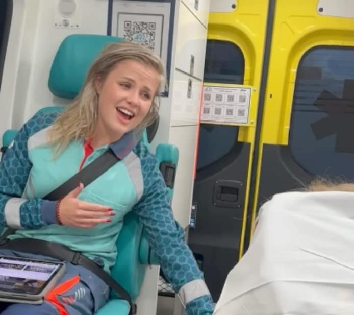 Ontroerende beelden: zangeres uit Den Bosch troost terminaal zieke vrouw in ambulance | Den ...