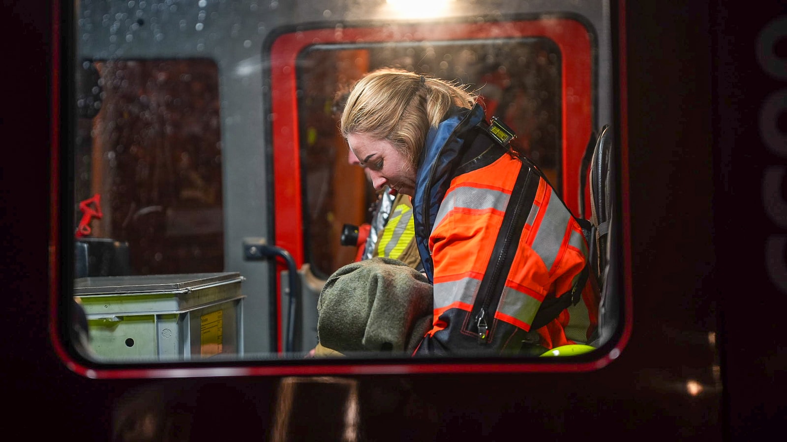 Brandweer rukt uit voor kat die door ijs zakt, onderkoeld beest ...