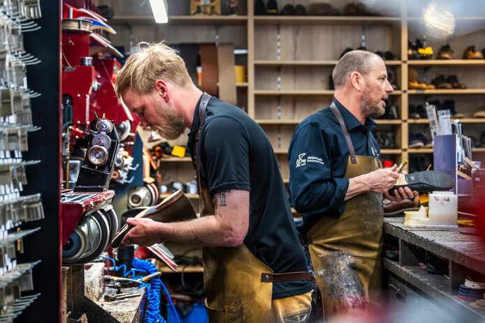 Schoenmaker Ed kon geen personeel vinden en toen kwam Boris (33) binnen ...