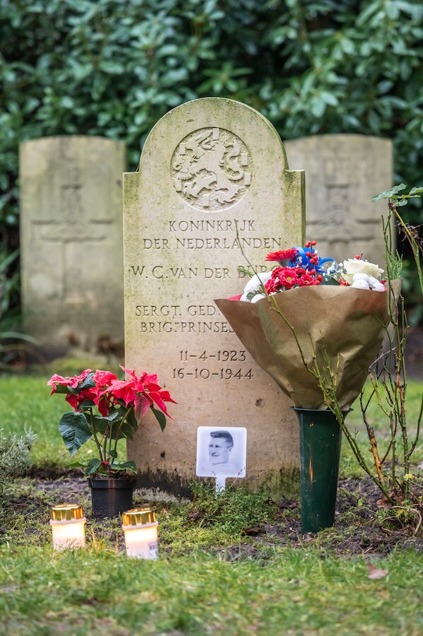 Wil van der Burgt zet een kaars bij het graf van Wil van der Burgt, dit ...