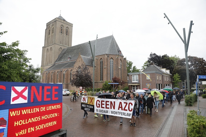 Tegenvallende opkomst bij protestmars tegen azc, organisatie heeft wel ...