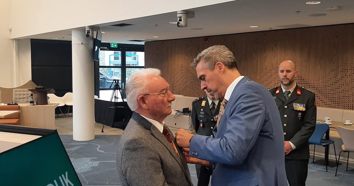 Oud-militair Anton Lokers alsnog geëerd met Nieuw-Guinea ...