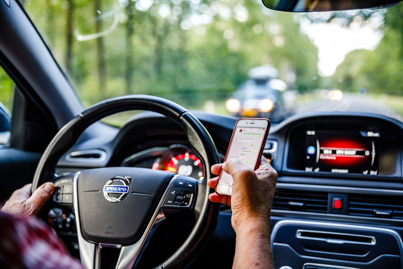 Afleiding door mobiele telefoon achter het stuur kost mensenlevens ...