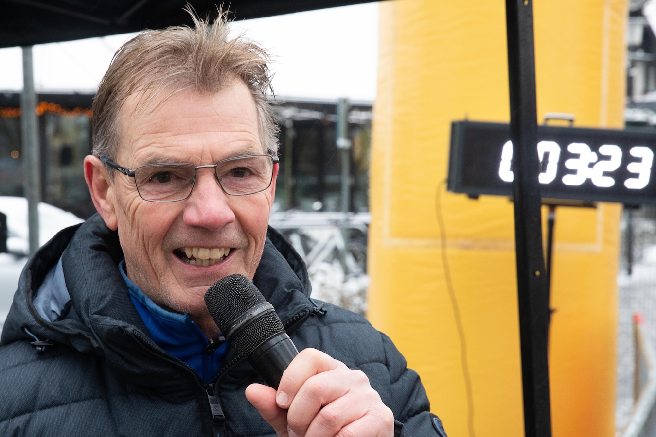 Speaker Ronald schreeuwt hardlopers in Bathmen door de finish: ‘Ik ...