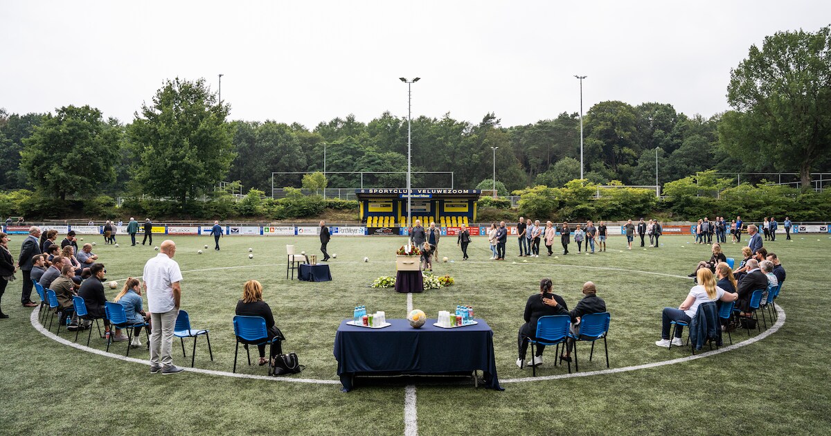 Clubman Hans van Roest krijgt indrukwekkend afscheid op het veld van ...