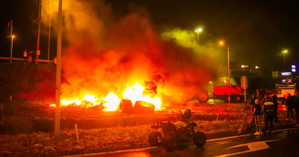 Boeren blokkeren afritten van A12 met trekkers en ontsteken metershoog ...