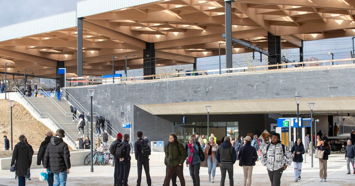 Peukie op het perron? Al zo lang is dat verboden op de stations in Ede ...