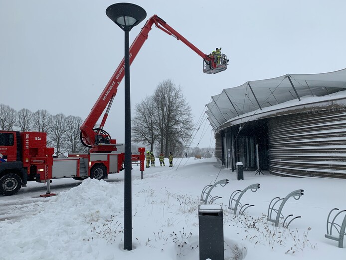 Dak van Vrijheidsmuseum Groesbeek bezwijkt onder pak sneeuw: ‘Ben blij ...