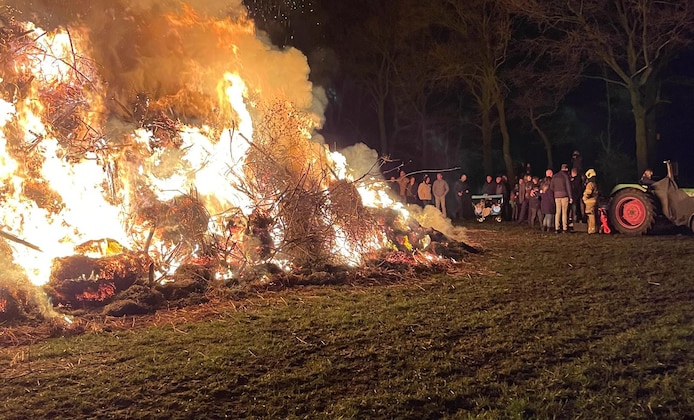 Met paasvuur houdt Westerbeek traditie en cultureel erfgoed in stand ...