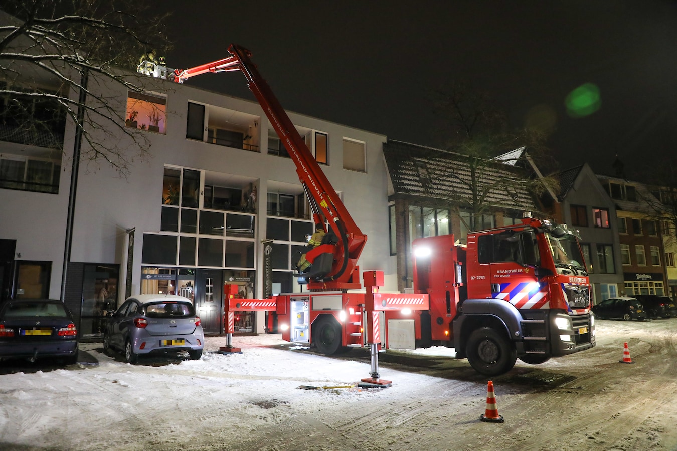 Kat zit al bijna dag vast tussen twee woningen in Barneveld, eigenaar ...