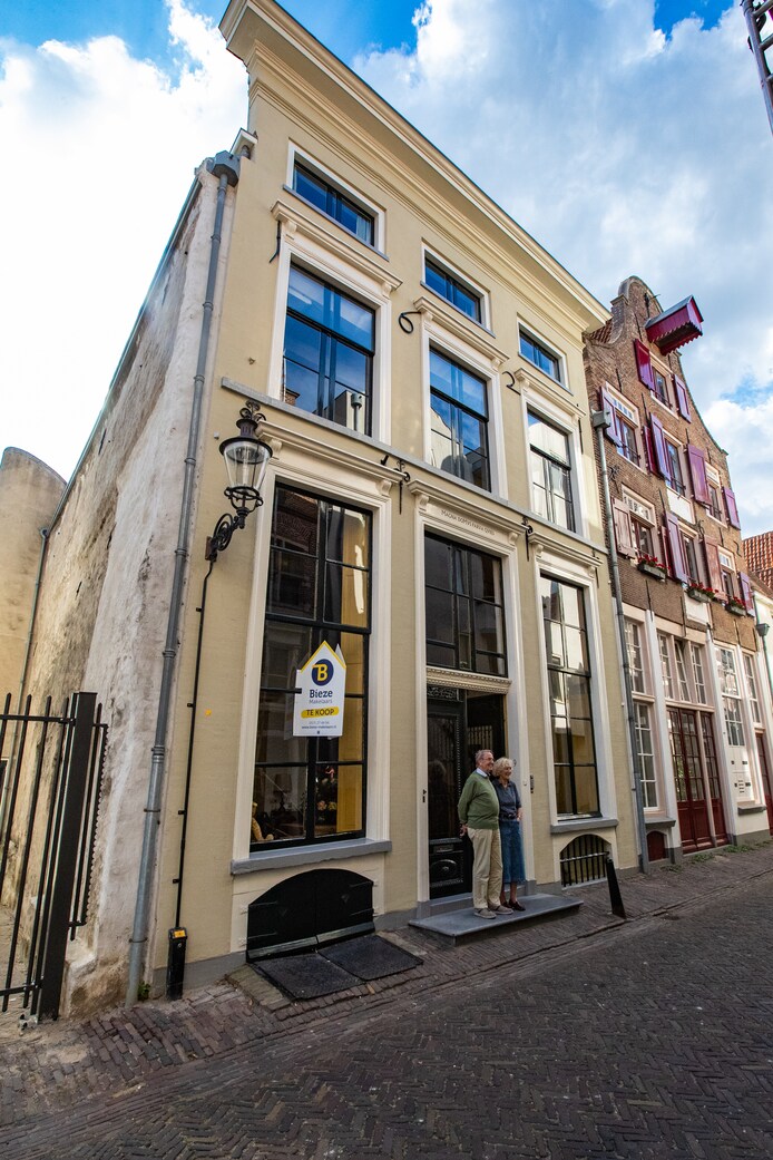 Dit bijzondere huis in hartje Deventer is enorm groot (en staat te koop ...