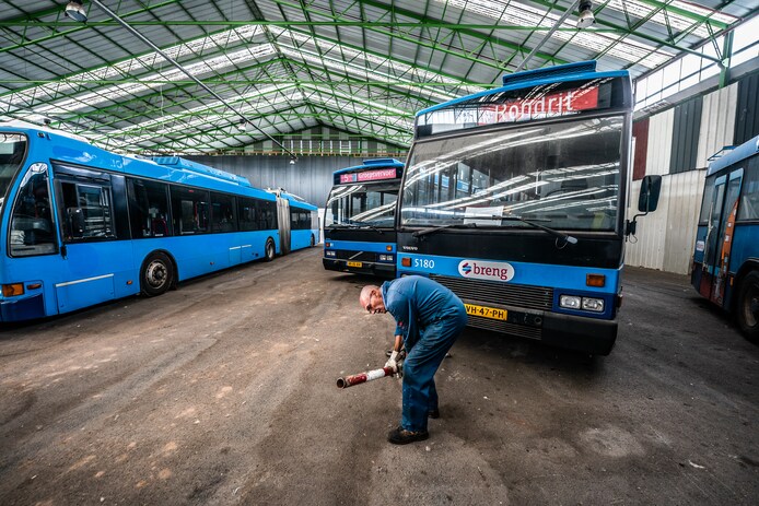 Historische trolleys gestald in oud ‘knallab’ Kema; Voor vijf euro door ...