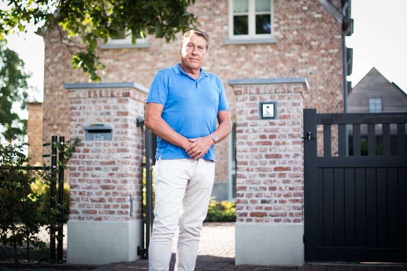 Gerard zou zwembaden en loungesets verkopen, maar wist van niks | Regio ...