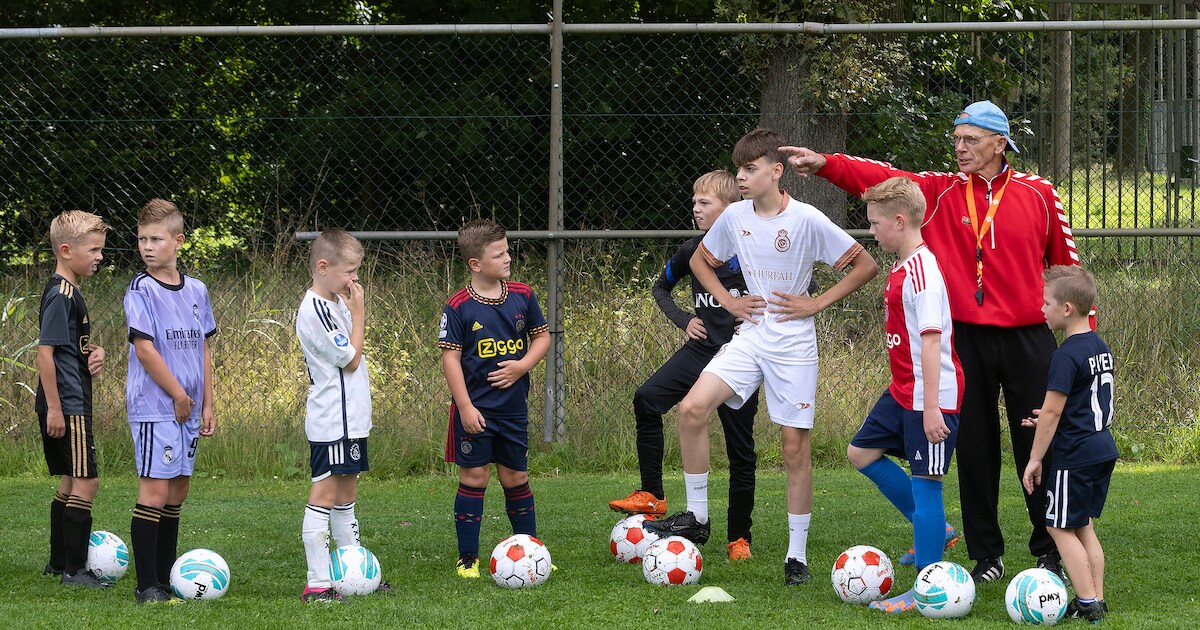 Oud-selectietrainer Willi (70) leert nu de allerkleinsten met de bal om ...