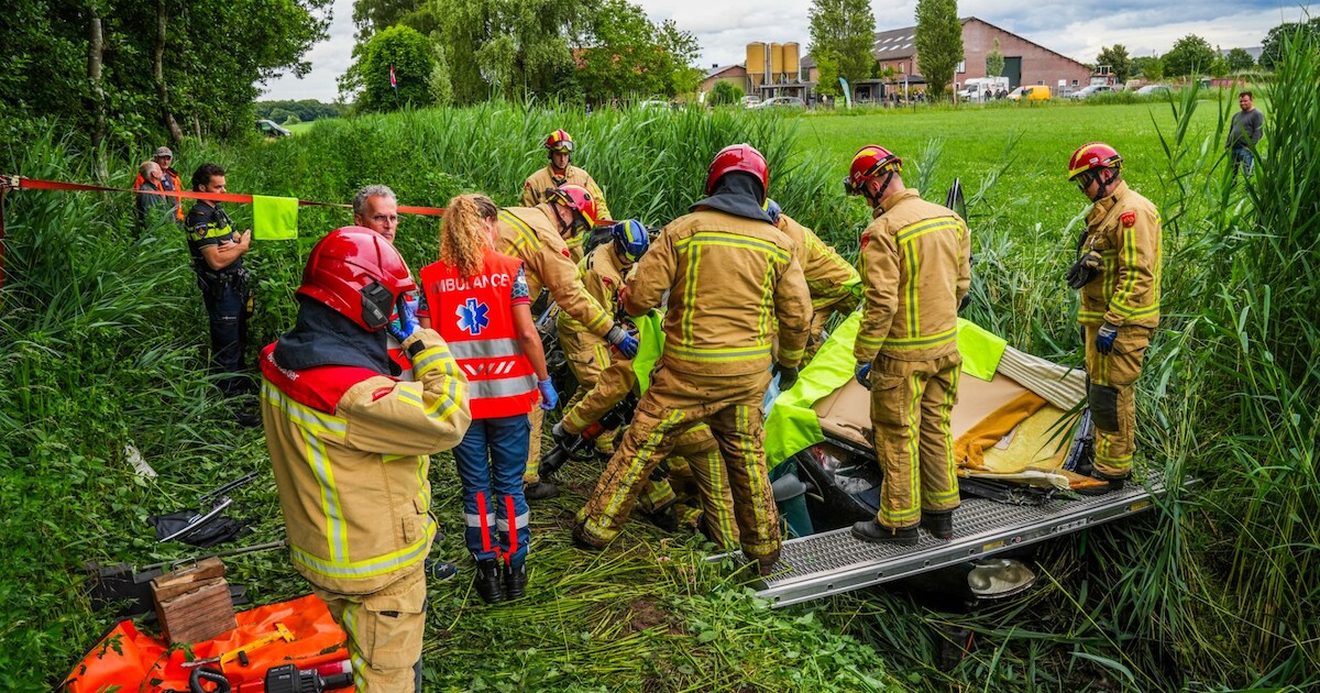 Twee volwasse­nen en baby gewond bij ernstig ongeluk: auto vliegt ...