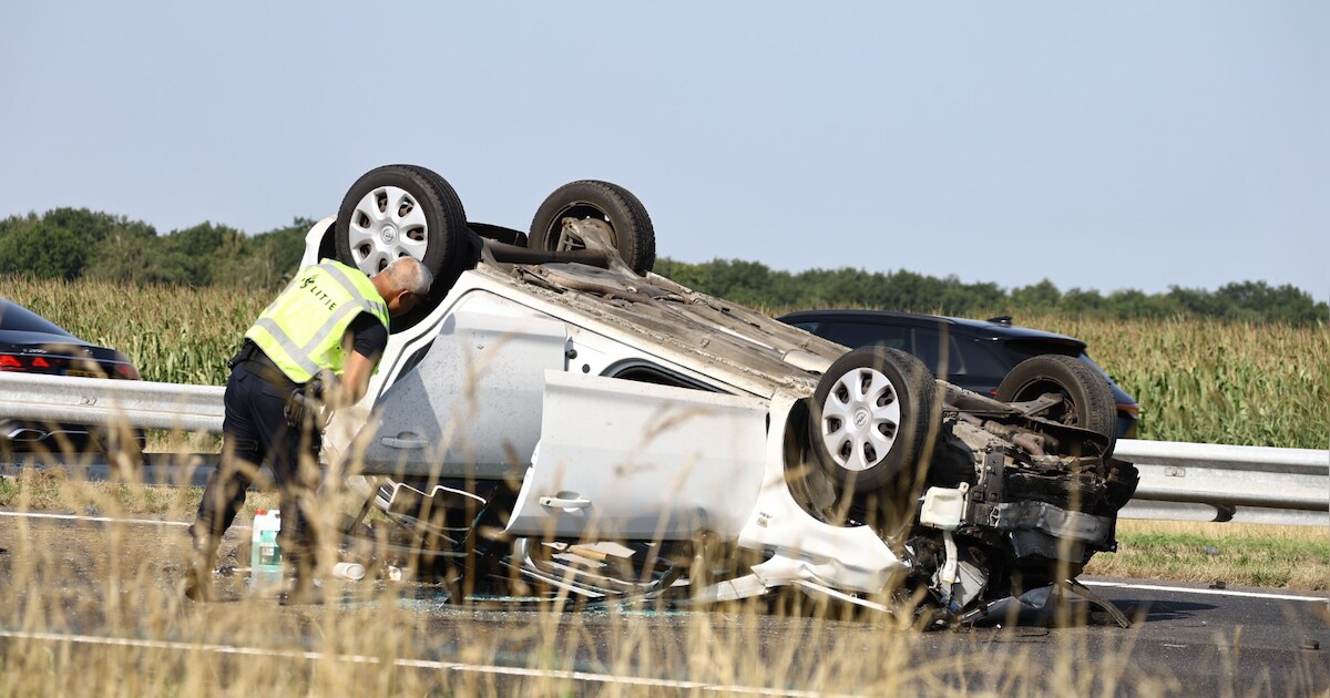 Auto botst tegen de vangrail van de A73 in Sambeek en slaat over de kop ...