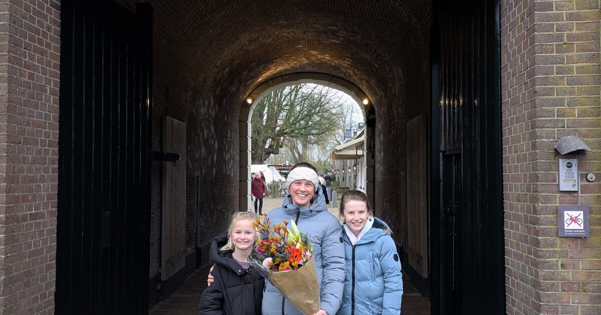 Mirjam Meerkerk en haar dochters zijn de 100.000ste bezoekers bij Slot ...