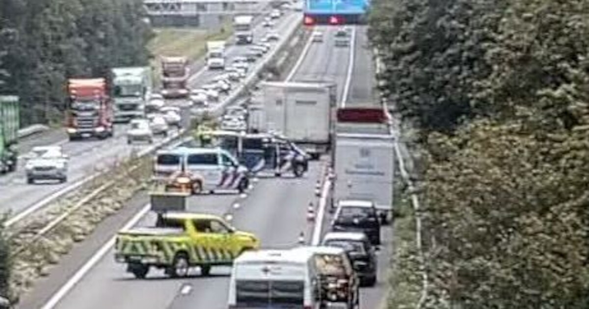 Vrachtwagens botsen op A12 en zorgen voor vertraging | Montferland | gelderlander.nl