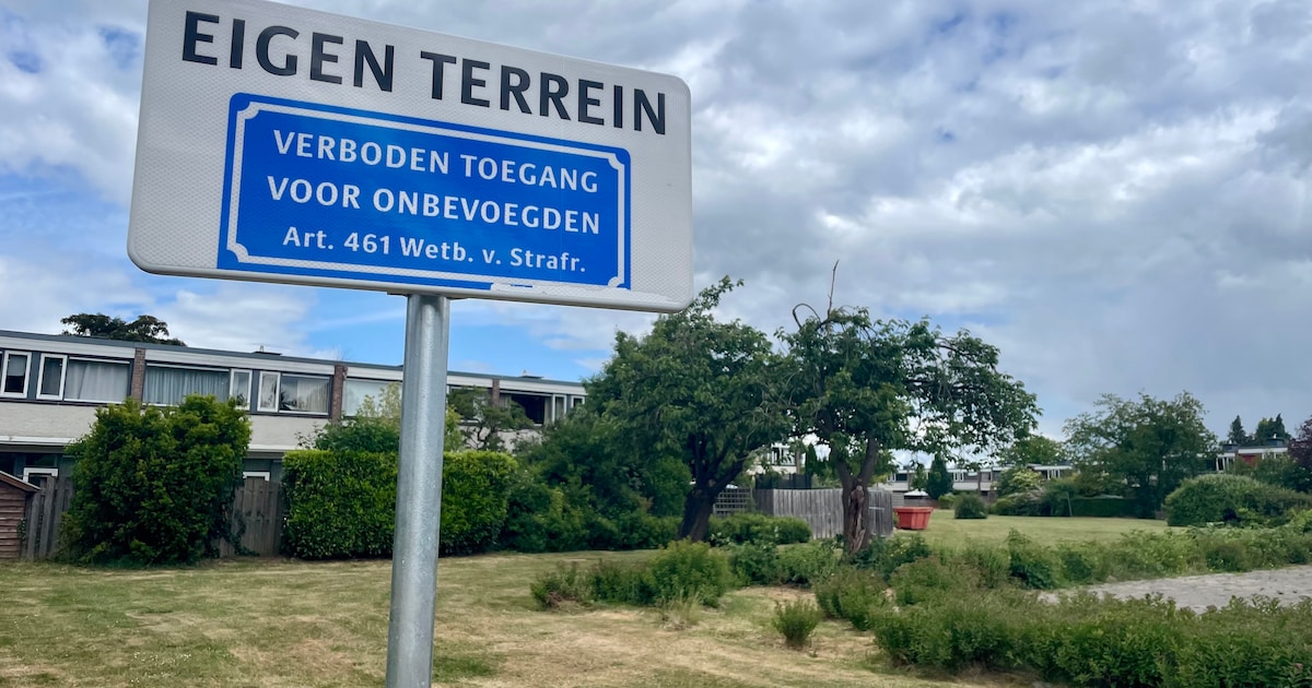 Nijmeegs grasveld staat ineens vol met ‘eigen terrein’-bordjes: ‘Als je ...
