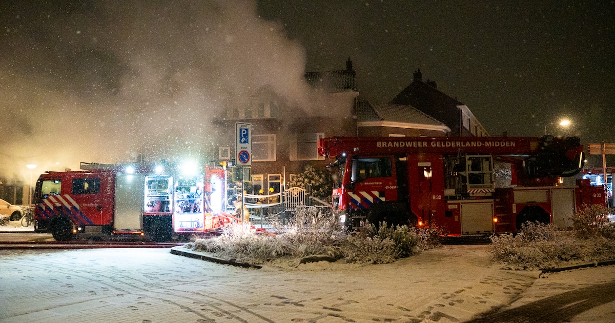 Gasleiding vat vlam bij uitslaande brand in woning in Arnhem | Regio ...