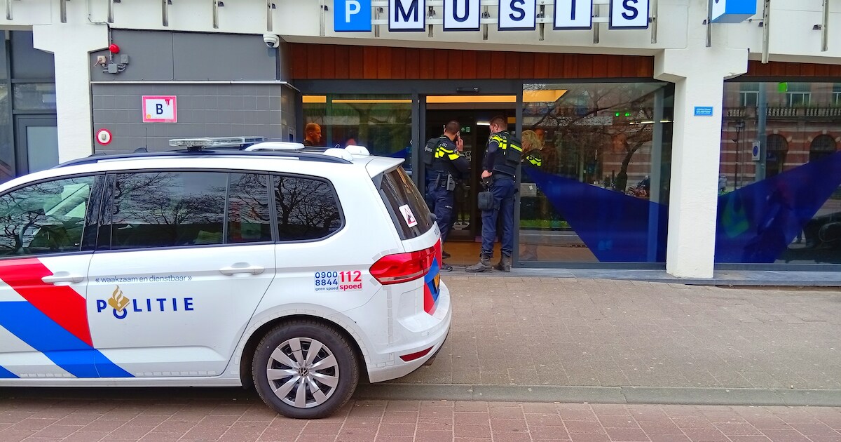 Politieagenten in kogelwerende vesten rukken uit naar parkeergarage na ...