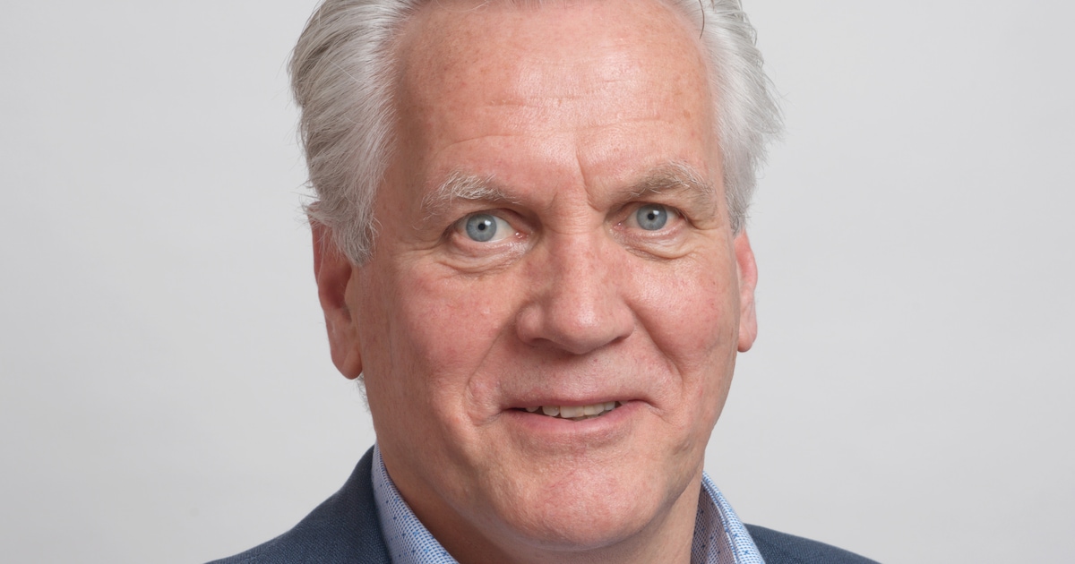 Ben Geerdink (1958-2022) was een geboren verteller, op zijn bureau ...
