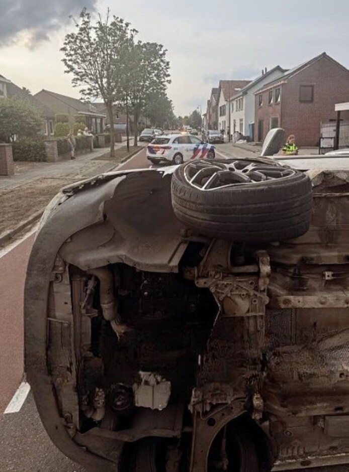 Man valt in slaap achter het stuur en botst op auto’s van eigen gezinsleden | Brabant ...