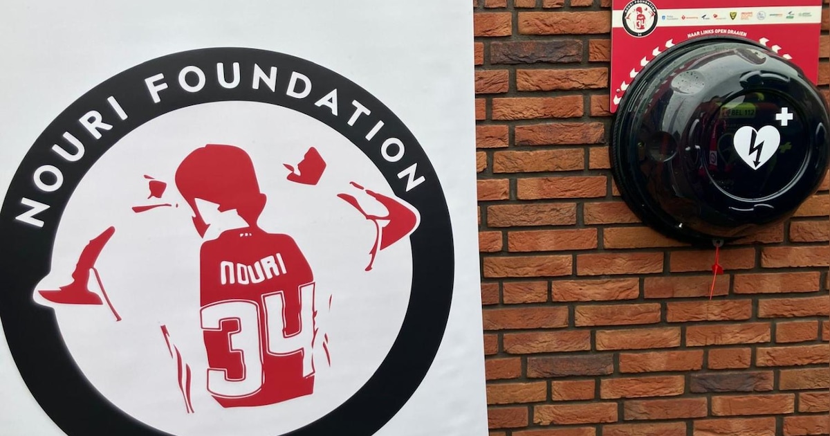 Nouri Foundation plaatst één van 34 AED's in Venlo-Noord, eerbetoon aan rugnummer oud-Ajacied ...