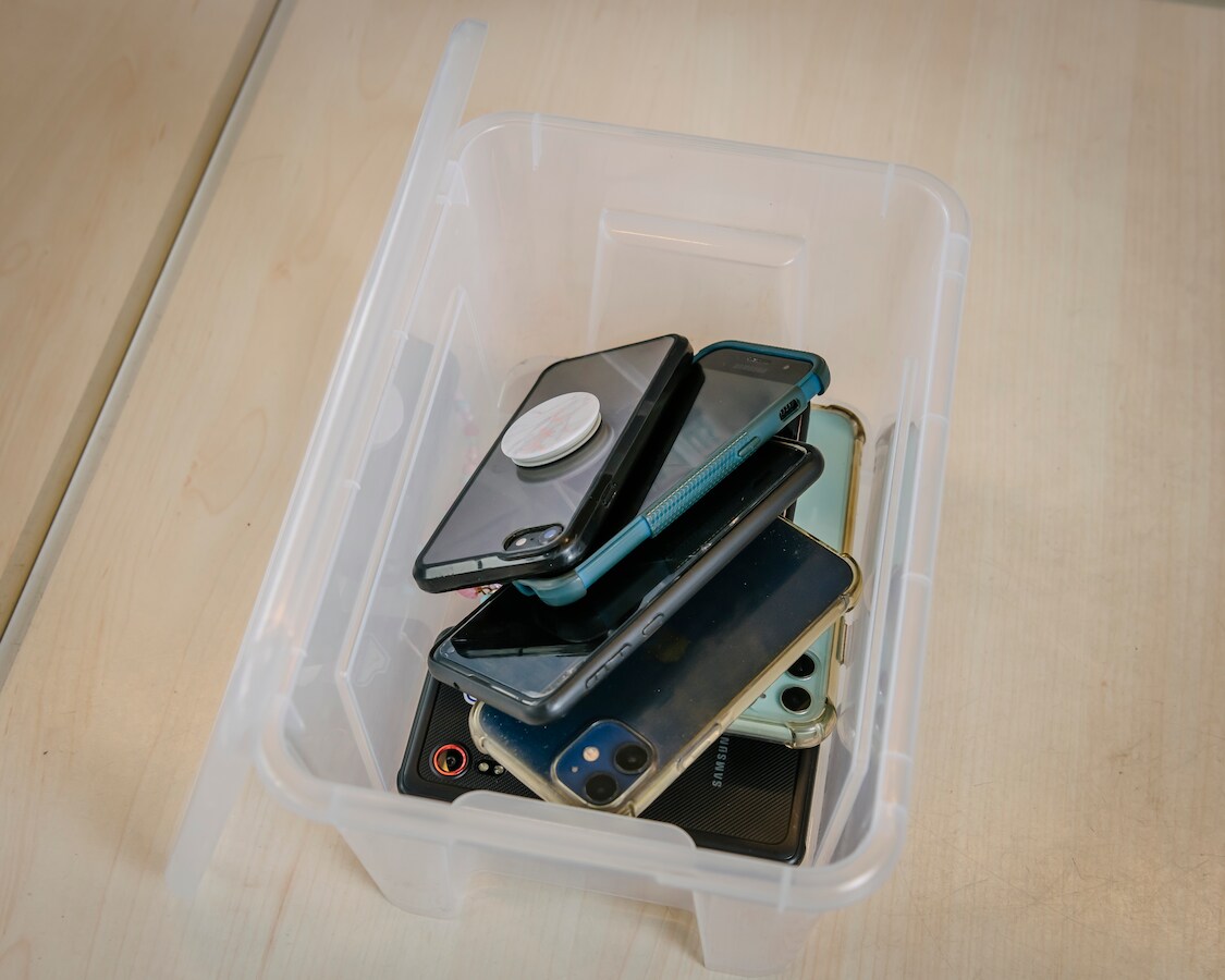 Ban op het mobieltje op school, moet dat echt? ‘Als je geen ijs mag, zet het dan ook niet in de ...