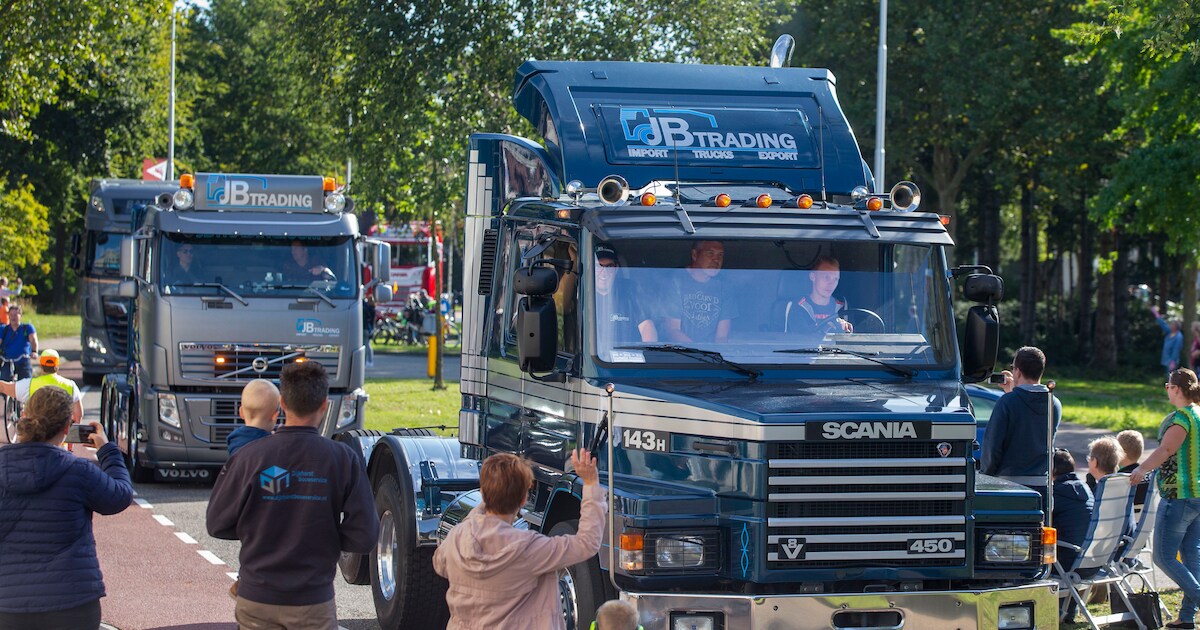 Brede glimlachen achter de ramen van de trucks tijdens 38e Truckrun | Ede | De Gelderlander.nl