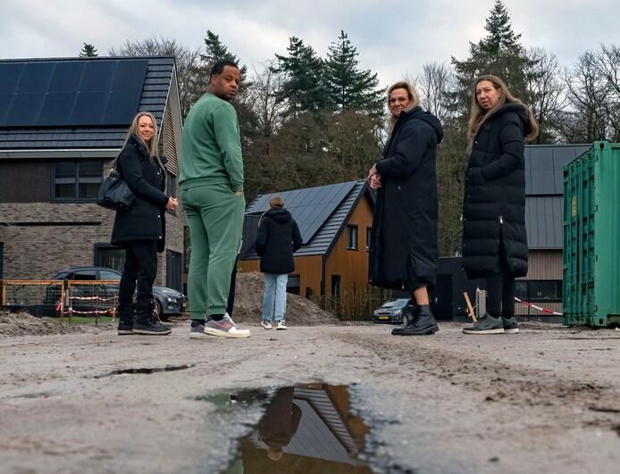 Gaten en modder verpesten woonplezier in nieuwbouwwijk: ‘Het is net een ...