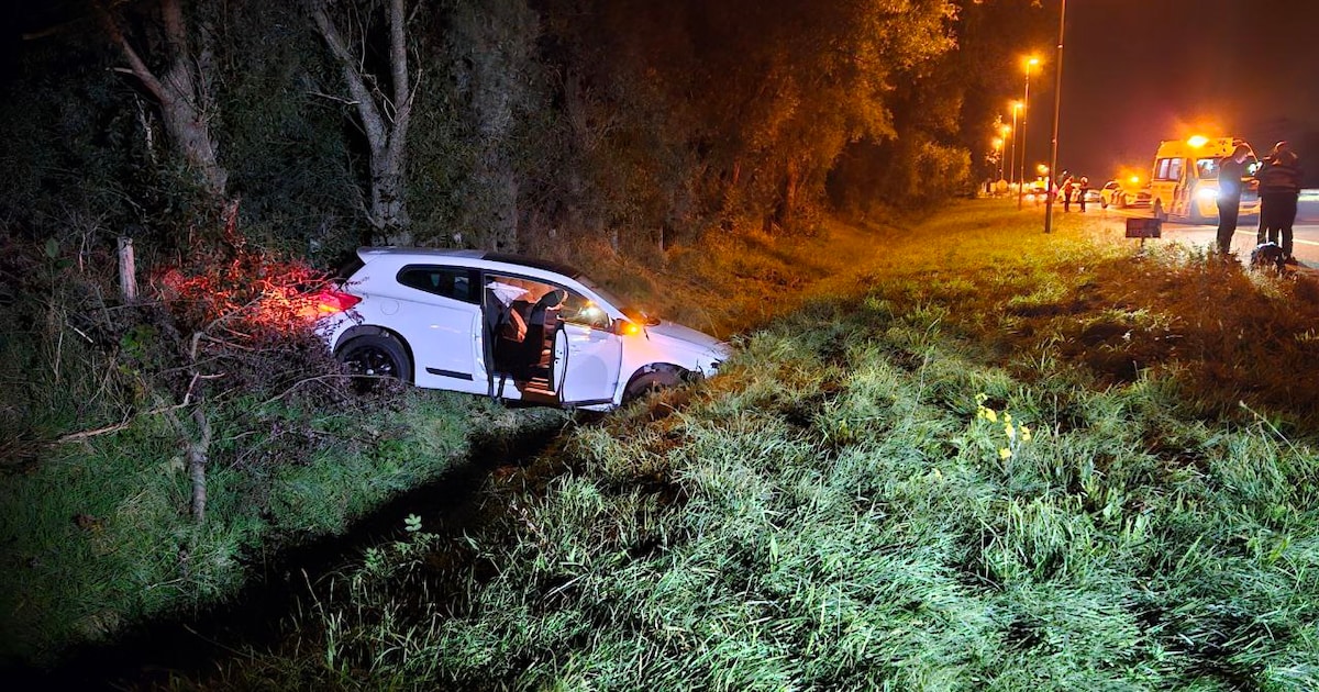 Automobiliste krijgt klapband en knalt tegen boom langs A18 ...