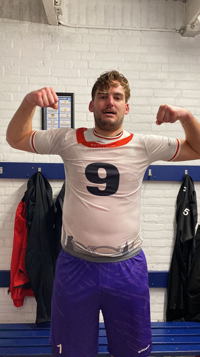 Scorende doelman krijgt spontaan shirt met nummer 9 van ploeggenoot ...