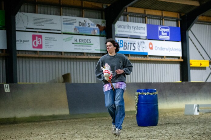 Springen met een neppaard: een grap? Nee, deze sport is serieuze ...