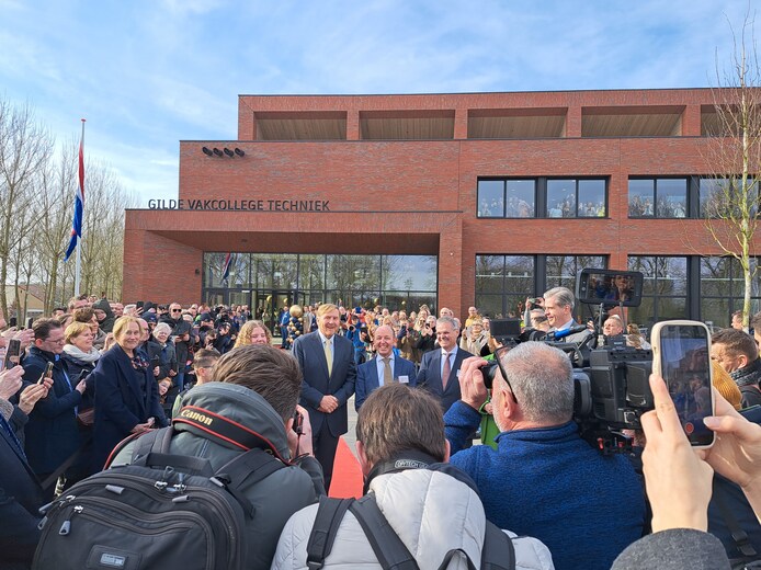 Koning opent nieuwe school in Gorinchem, het is niet het eerste Oranje-optreden in de stad ...