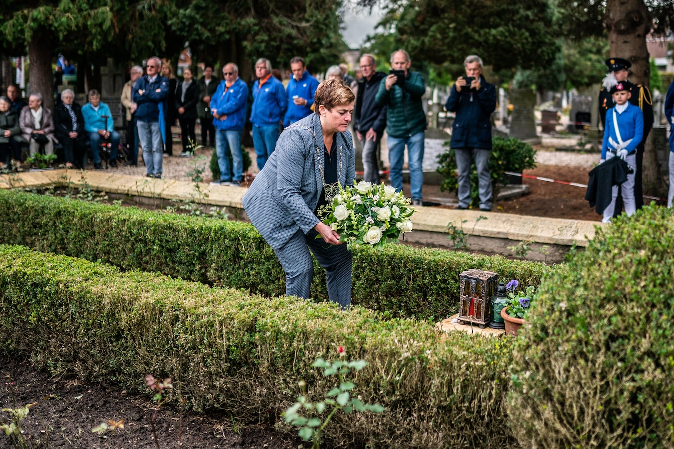 Drie generaties Straatman leggen bijzondere krans tijdens 2 oktober ...