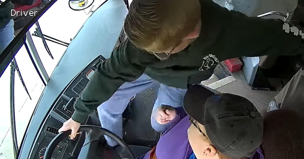 Amerikaanse tiener (13) redt schoolbus nadat bestuurster flauwvalt ...
