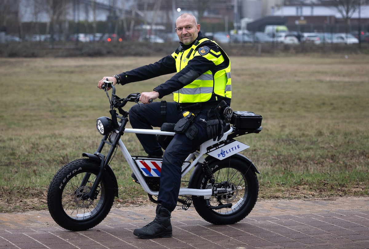 Uniek in Nederland: Doetinchemse wijkagenten fietsen rond op een ...