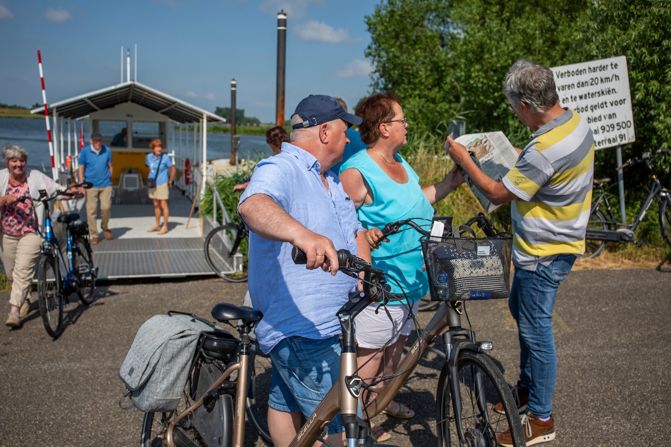 Al tientallen jaren lid en nu fijn gratis de Rijn over met de krant ...