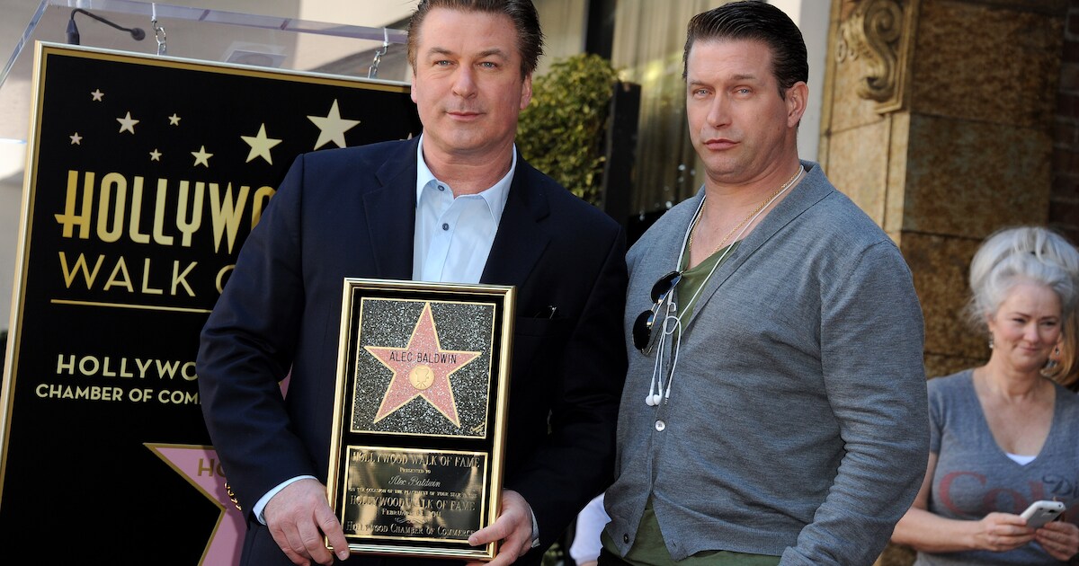 Broers Alec en Stephen Baldwin rijden met auto tegen ‘dikke, grote ...