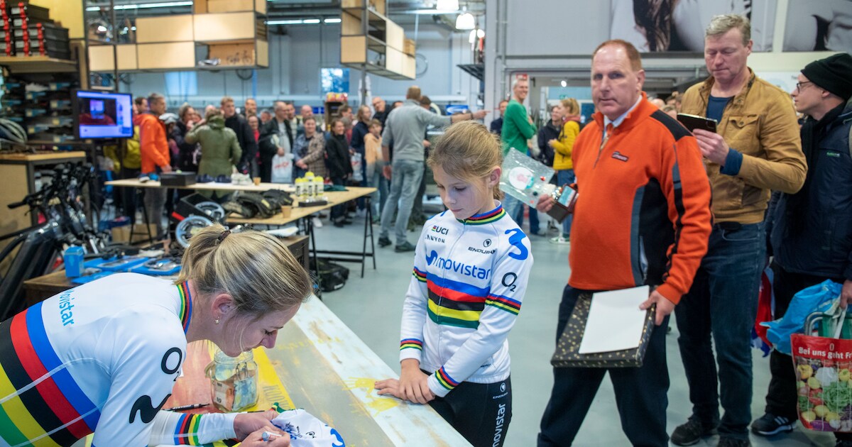 Zeven uur wachten om oude wielerspullen te bemachtigen: topopbrengst ...