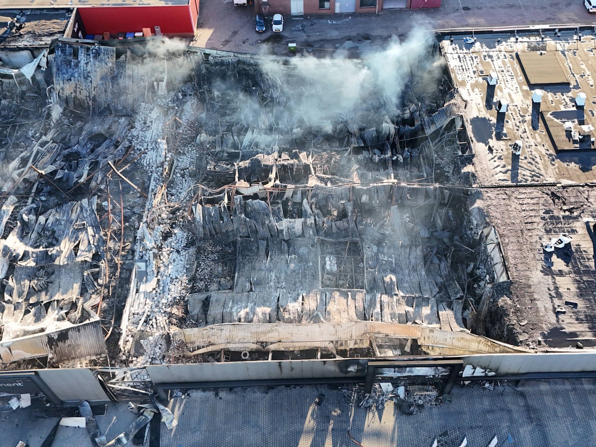 Enorme schade op meubelboulevard in Waalwijk, brand zo goed als uit ...