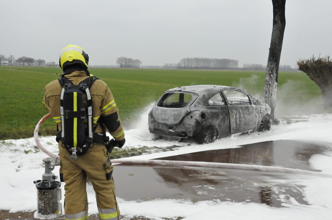Auto vliegt in brand door botsing tegen boom in Berghem | Foto ...