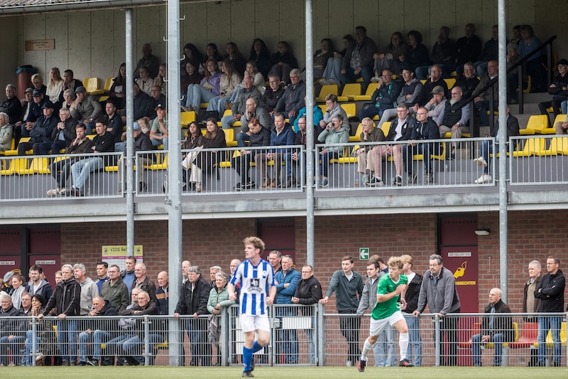 LIVE Amateurvoetbal | Spelers en stafleden belagen elkaar in ...
