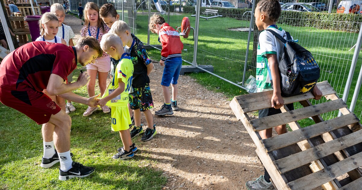 Handtekening van NEC-speler maakt bouwwerk in tijdelijk dorp Duuk ...