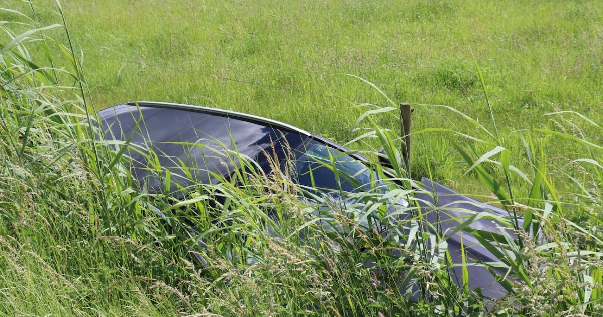 Auto belandt in sloot na aanrijding met fietser in Enschede, FO doet ...