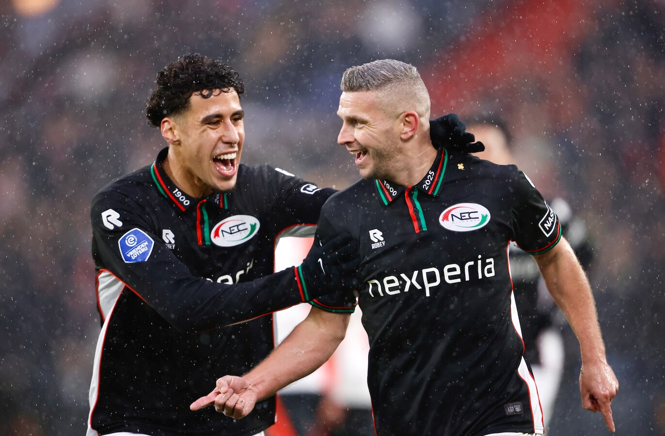 Uitzinnige taferelen bij NEC na stunt in de Kuip: ‘Wat dat betreft ben ...
