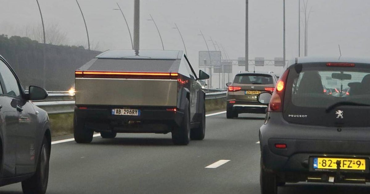 Hypermoderne Tesla Cybertruck van rapper Kosso rijdt via omweg tóch op ...